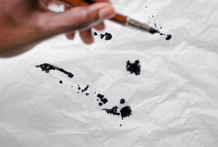 Macchie da candeggina, come eliminarle in due mosse: puoi farle | Tele ...